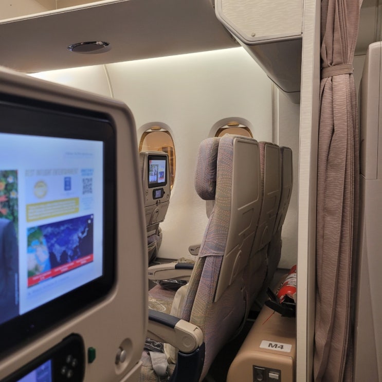 [ 에미레이트 EK323 & EK322 두바이 ] 추천좌석 및 A380 기종 정보(레그룸 등)등 꿀팁들😽 : 네이버 블로그