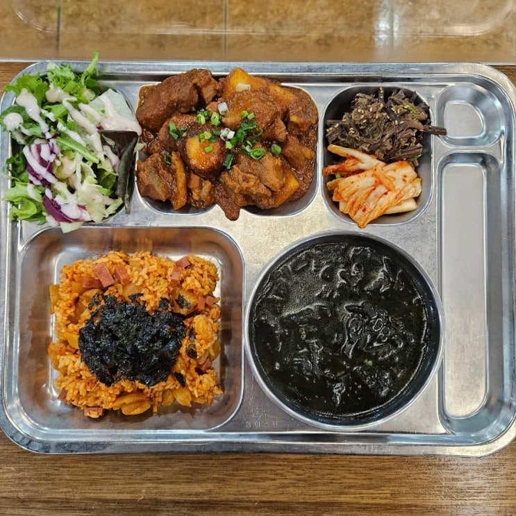 오늘 급식 깍두기볶음밥과 매운돈사태찜 고사리나물 맑은미역국단체급식 메뉴추천식단조합추천 네이버 블로그