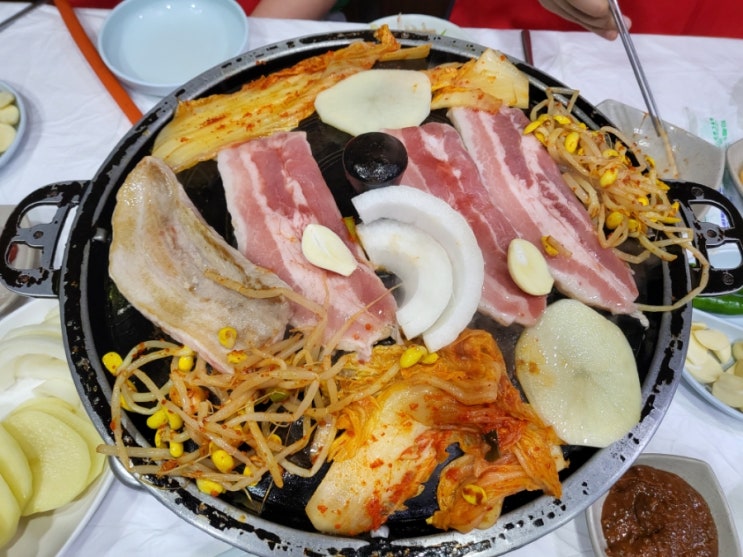 강릉 강문 안목 해변 아르떼뮤지엄 아쿠아리움 인근 현지인 로컬 솥뚜껑 삼겹살 제육볶음 김치두루치기 김치 된장찌개 맛집 맛나