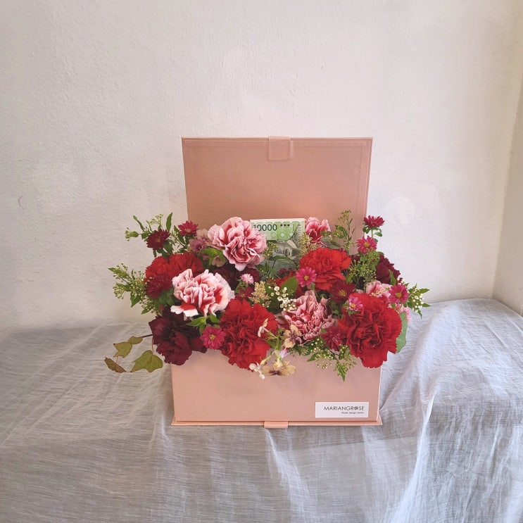Mariangrose 레드 카네이션 사각 반전 용돈박스 어버이날 부모님 선물 기념일 꽃배달 수원꽃집 행궁동꽃집