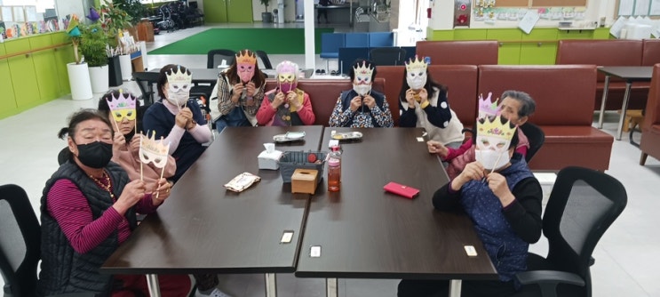 행복한동행 노인주간보호센터 인지 프로그램 왕관가면 만들기 꽃과 나비 색칠하기 네이버 블로그
