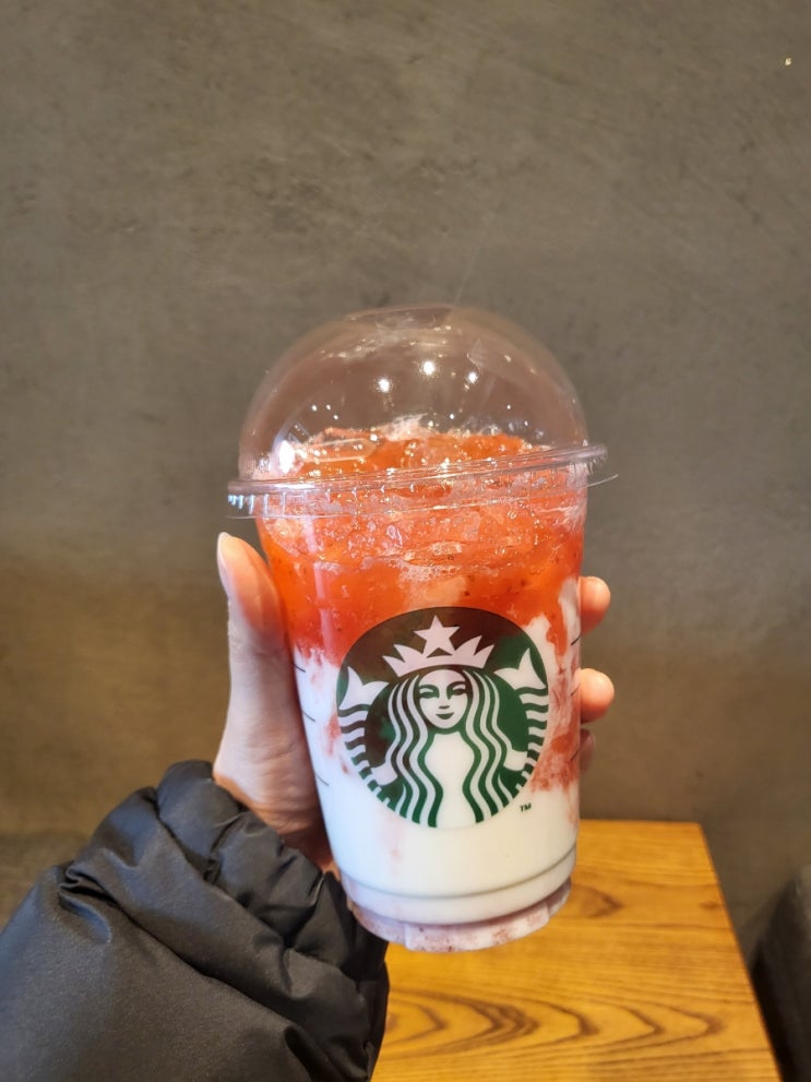 스타벅스 봄 신메뉴💮 봄 딸기 라떼 🍓라일락 블라썸 티브라운 슈가 오트 쉐이큰 에스프레소 ☕️봄 딸기 초콜릿 스윗박스