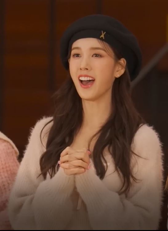 STAYC(스테이씨) 재이 울 베레모 착용 바잘(VARZAR) 스터드 로고 울 베레모 : 네이버 블로그