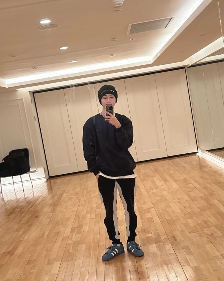 스트레이키즈(Stray Kids) 한 (HAN) 공식 인스타그램 착용 바잘(VARZAR) 3D 모노그램 사이드 맨투맨 : 네이버 블로그