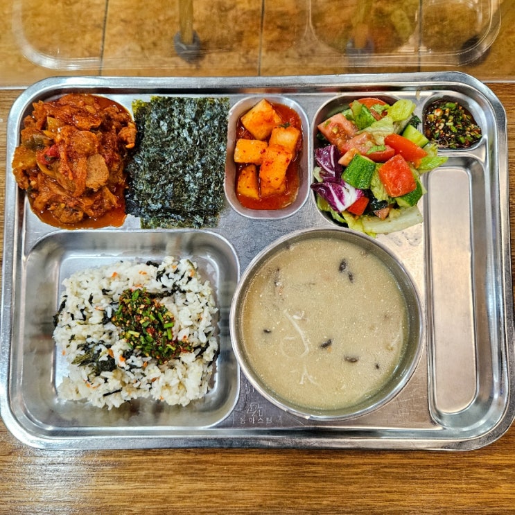 오늘급식 곤드레나물밥과 버섯들깨탕 묵은지돼지고기찜 토마토샐러드 구운파래김 한식메뉴추천 메뉴조합추천 단체급식