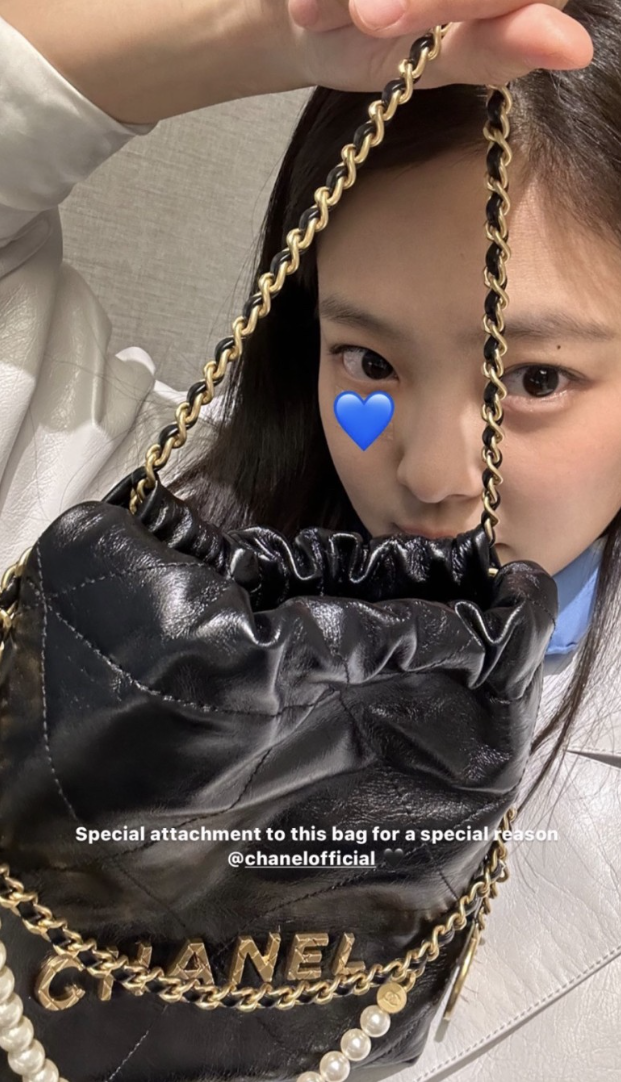 제니 공항룩 패션 정보와 가격 제니 샤넬 트렌치코트 샤넬 22핸드백 에르메스 트윌리 스카프ㅡ제니 얼굴 반창고 네이버 블로그