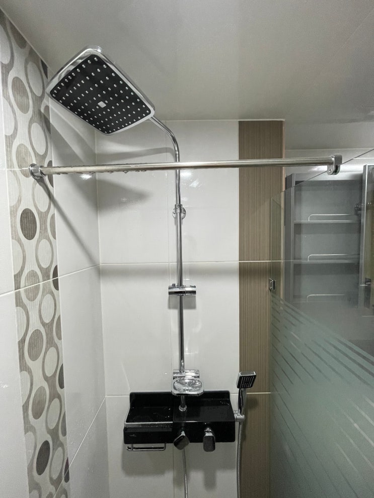 부산 사상구 괘법동 파밀리아 아파트에서 Ds9000a 욕실 선반형 해바라기 샤워기 블랙 색상으로 교체해 드리고 왔습니다