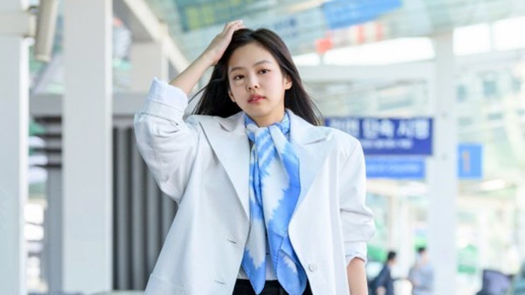 우아하게 귀티나는 블랙핑크 제니 에르메스 실크 스카프 두른 여자 트렌치코트 코디 살펴보기 네이버 블로그