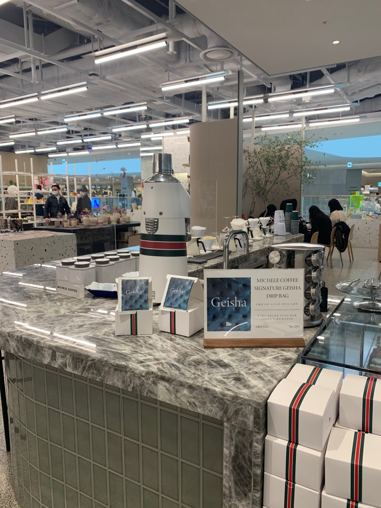 [서울/영등포] 여의도 핫플 더현대서울 Michele coffee : 네이버 블로그