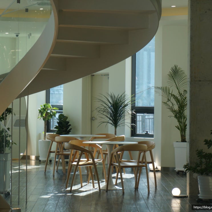 남해오션뷰카페ㅣ독일마을이 한눈에 들여다 보이는 남해대형카페 할로브리즈 : 네이버 블로그