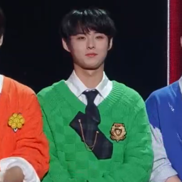 로이나인[DKZ 민규]-KBS2불후의명곡 그린 인트레치오 브이넥 니트 패션 : 네이버 블로그