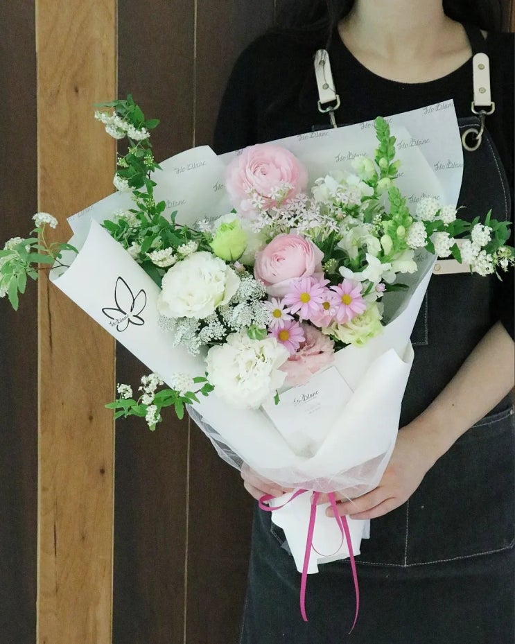 영화 소울메이트배우 김다미님 무대인사꽃다발 용산역꽃집신용산역꽃집용산아이파크몰꽃집 플로블랑 신용산핑크화이트꽃다발
