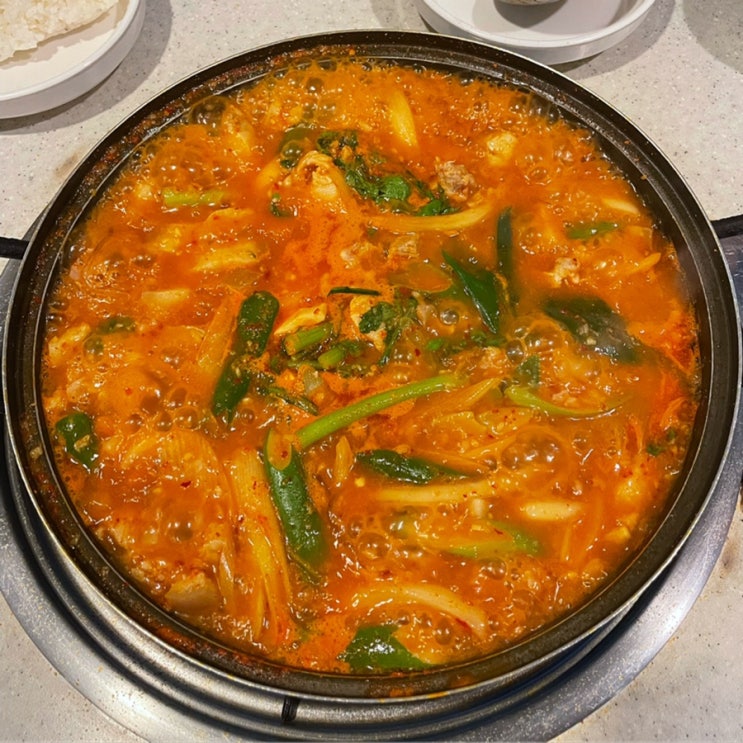 대구시지 한번 먹으면 또 먹고싶은 돼지찌개 맛집 욱수골 굴다리 식육식당” 네이버 블로그