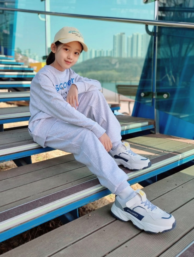 디스커버리 키즈 조거팬츠 맨투맨 트레이닝복 세트 운동화 볼캡 코디 추천해요 네이버 블로그