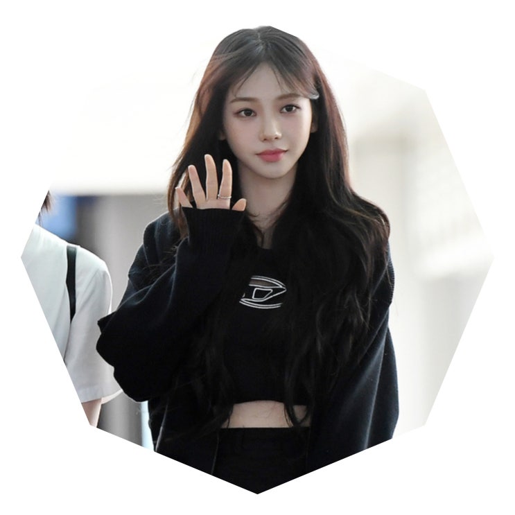 카리나 공항패션 티셔츠 스커트 가방 올블랙 코디 네이버 블로그