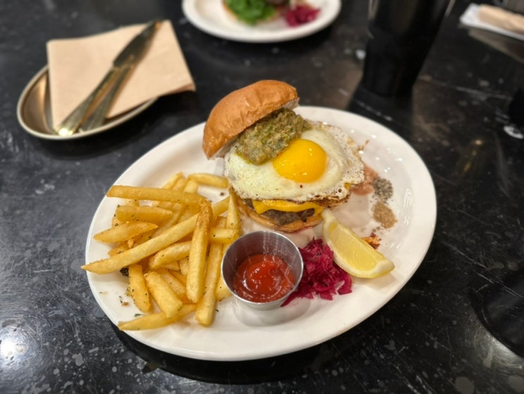 신사 가로수길 맛집 30년인생 최고존엄 수제버거 맛집 패티앤베지스 네이버 블로그
