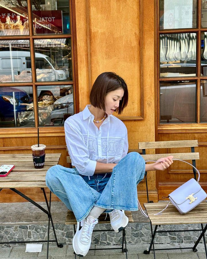 이시영 인스타 속 화사한 봄 코디 화이트 셔츠 데님팬츠 코디 패션정보셀린느 화이트셔츠 보라가방 헤어핀 등 네이버 블로그