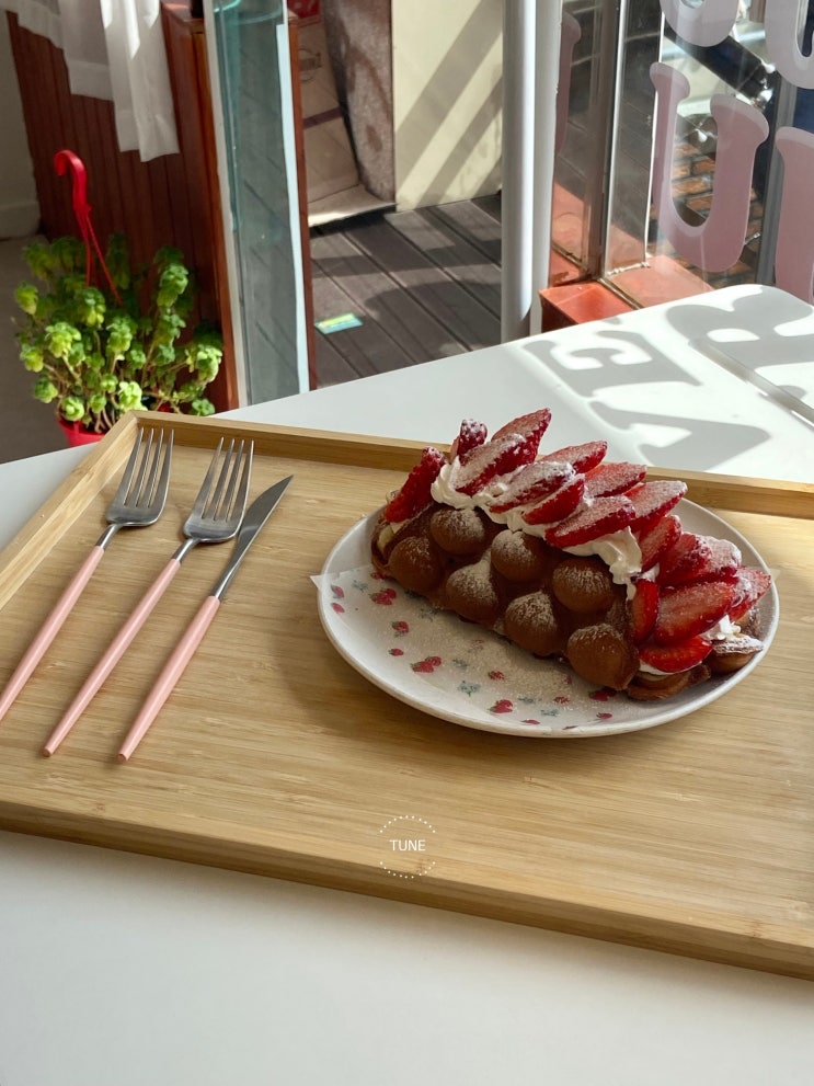 창원 사림동 카페 ‘베리쥬’. 창원대 맛집, 가성비 좋은 딸기 디저트 전문점. 딸기 모찌, 크레페, 케이크, 와플이 있는 곳 ...