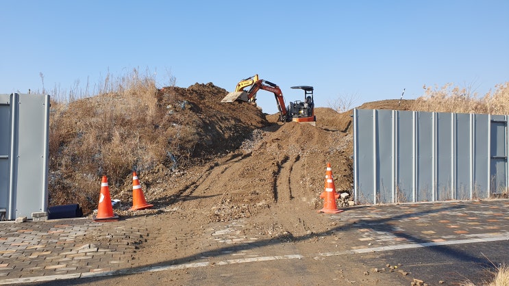 모든공사 진입로내기 토사처리 잔토처리 터파기 나무굴치 식재공사 구조물 디딤돌 대리석 하스리 컷팅 묘지공사 파묘 사초 관로터파기 ...
