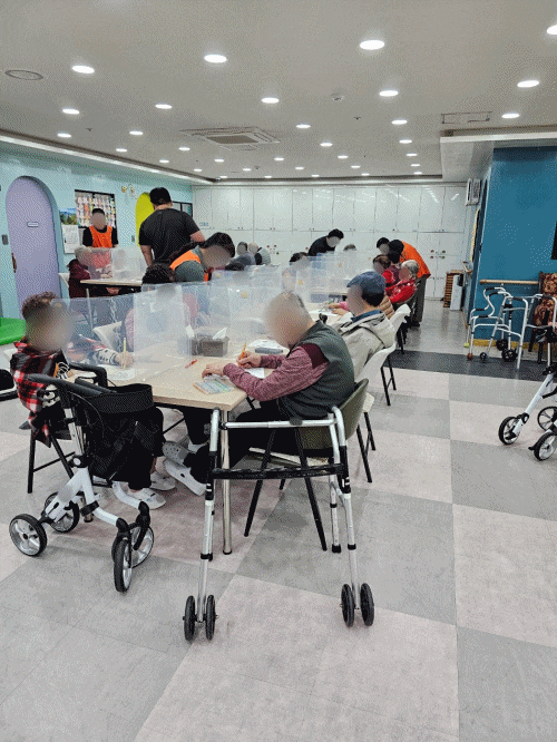 【거제 동행노인주간보호센터】 《오늘의 프로그램》 3월 30일 미술인지활동강아지 색칠하기체조휴지 감아 물컵 당기기 방문