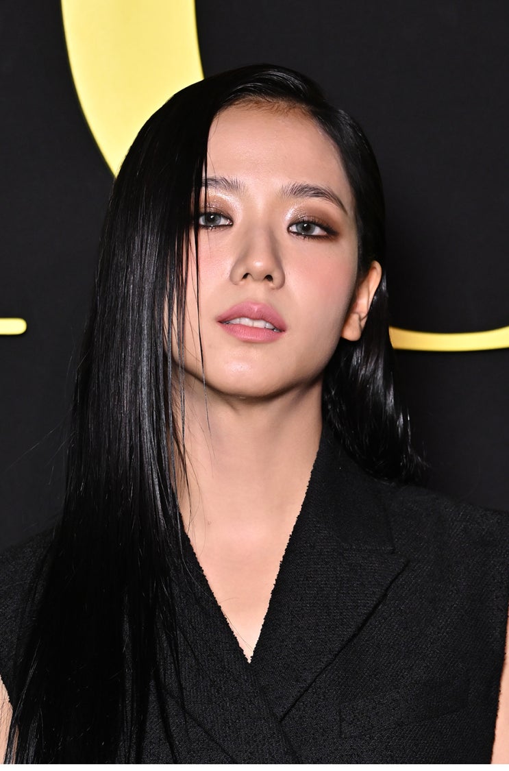 디올 패션쇼 지수 가을 메이크업에 사용된 쿠션 And 립스틱은 디올 뷰티 포에버 스킨 글로우 쿠션과 루즈 디올 포에버 스틱