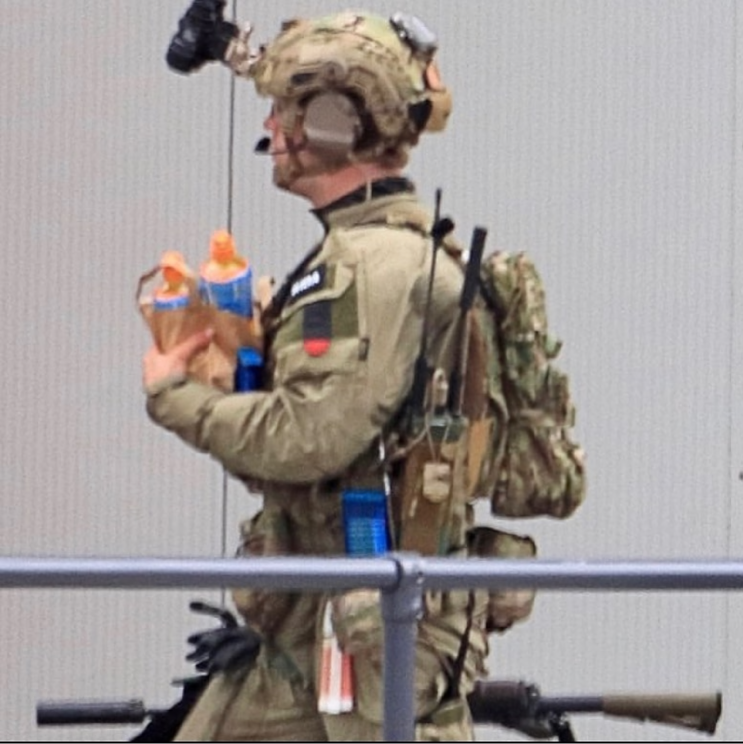 에너지 드링크 음료를 들고 가는 UKSF SBS 요원 : 네이버 블로그
