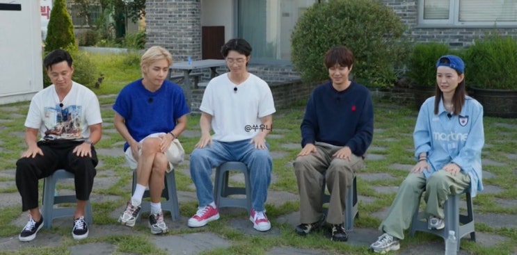 소통의신 정유미 옷 나이키 셔츠 신발 운동화 총정리 뷔 목걸이 티셔츠 박서준 신발 정보 네이버 블로그