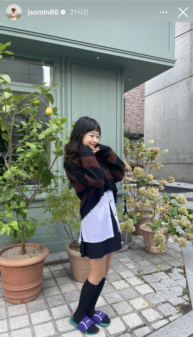 전소민 인스타그램 스트라이프 니트 미니 스커트 치마 사복 올세인츠 프론트로우 피지컬갤러리 유튜브 이석훈 아노락 자켓