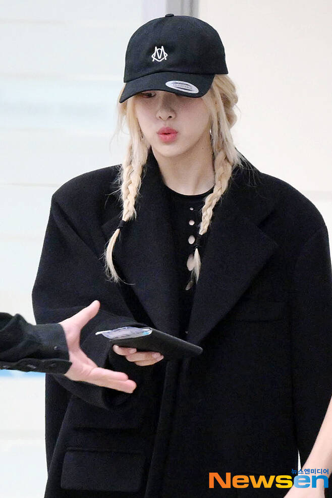 블랙핑크 로제 생로랑 롱코트 올블랙코디 더로우 가방 정보 네이버 블로그