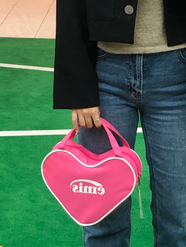 이미스 Emis 오프라인 매장에서 양말 모자 호피에코백 구경하기 이미스하트백 핑크 착용후기 네이버 블로그