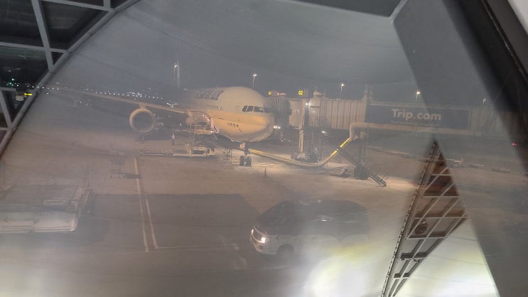 태국 방콕 수완나품 공항에서 인천 공항행 대한항공 KE658 B777-300 일반석 맨뒷자리(63A), 기내식 비빔밥 후기 ...