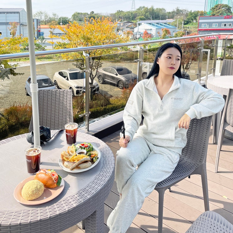 여성 트레이닝 세트 디스커버리 반집업 맨투맨 트레이닝복 셋업 입고 브런치 카페 네이버 블로그