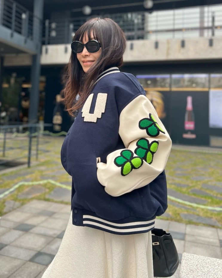배우 황신혜의 오버핏 야구 잠바 타입 여자 바시티 자켓 점퍼의 스타일리시한 코디 네이버 블로그
