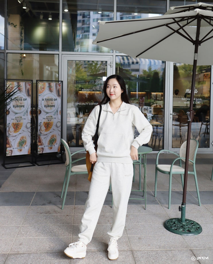 여성 트레이닝 셋업 디스커버리 반집업맨투맨 트레이닝복 세트 입고 타임스퀘어 나들이 네이버 블로그