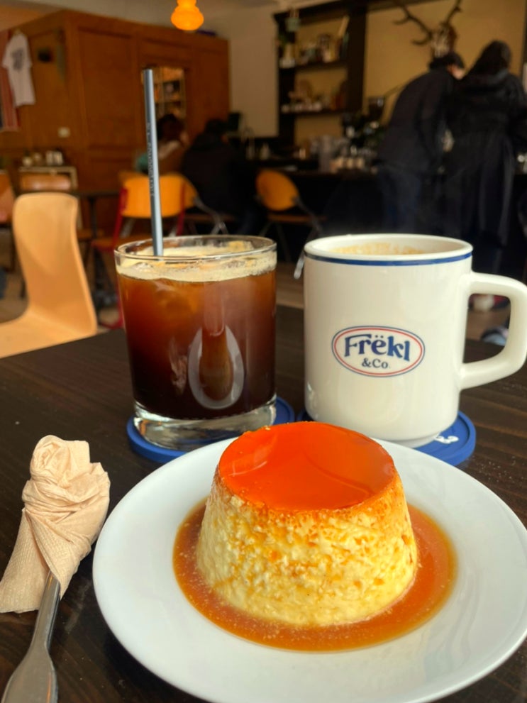 창원 가로수길 카페::프레클앤코(Frekl&Co), 묵직하고 달달했던 푸딩 디저트 맛집 : 네이버 블로그
