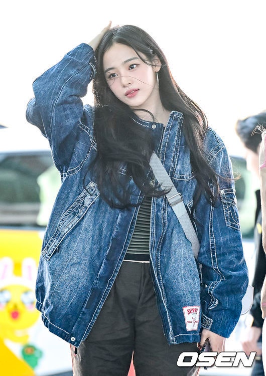 뉴진스 민지 공항패션 슈프림 후드 자켓 가방 어그부츠 정보 네이버 블로그