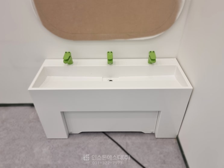 학원 인테리어 현장 순백색의 퓨어 화이트 인조대리석으로 제작한 어린이용 일체형 세면대 네이버 블로그