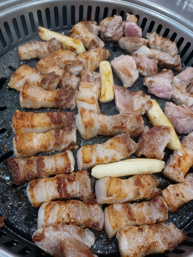두툼한 숙성 돼지고기와 자연산 치즈 명이나물이 만났다 분당 정자역 맛찬들 왕소금구이 네이버 블로그