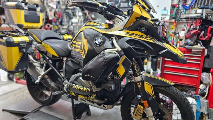BMW R1250GS ADV 앞.뒤 미쉐린 타이어 교체 브레이크 패드와 엔진오일 교환 : 네이버 블로그