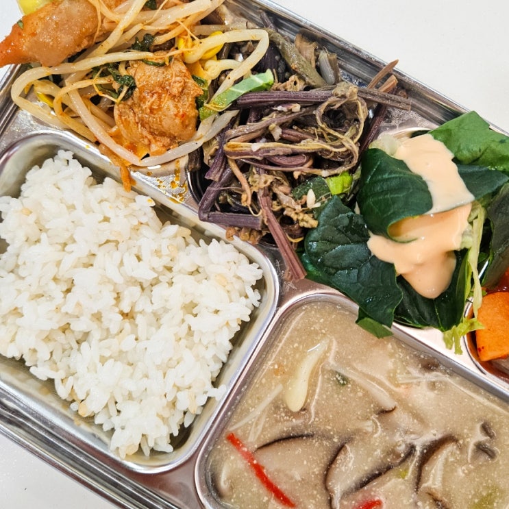 새로운 닭갈비메뉴 오늘 급식 콩나물닭갈비 버섯들깨수제비 고사리나물 시금치샐러드 깍두기 네이버 블로그