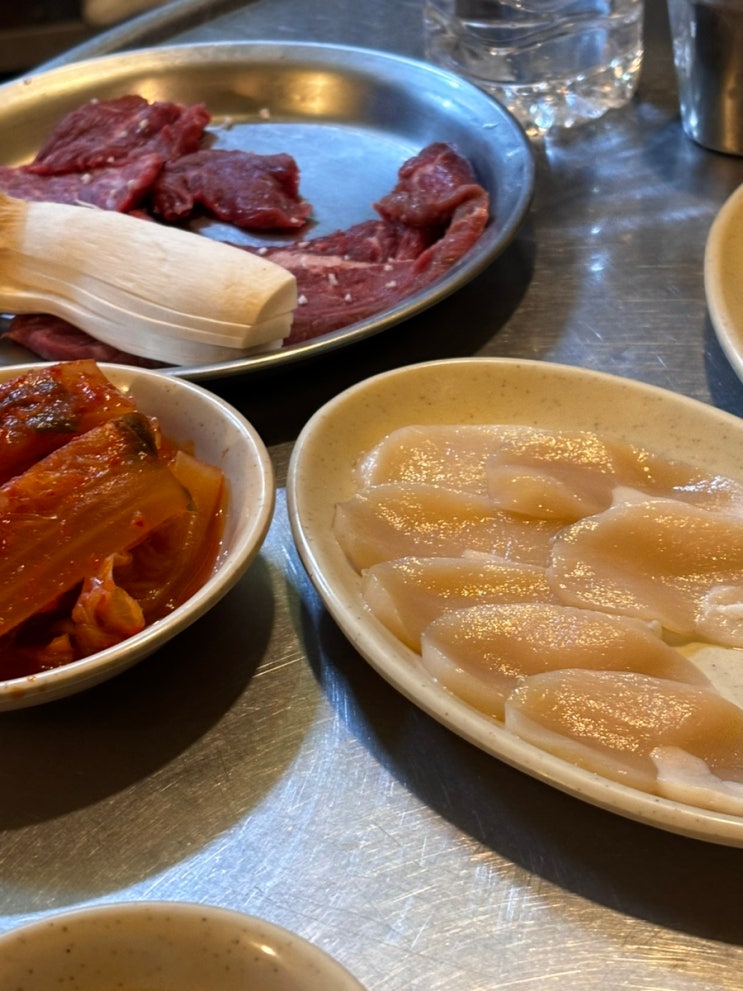 사당동작 극강의 삼합을 맛볼 수 있는 사당역 맛집 외양간 특수부위모듬 키조개관자 묵은지 차돌된장라면 차돌볶음밥