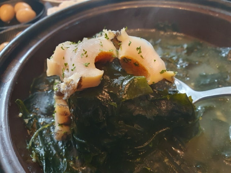 푸짐하고 깊은 맛에 가성비까지 최고 강남구청역 완도1957 점심 전복미역국 인생미역국으로 꼽을 맛 네이버 블로그