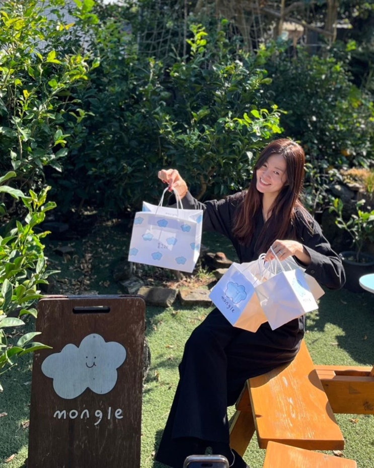엄마들의 발을 따뜻하게 해줄 명품 브랜드 스니커즈로 연예인들도 찾는 샤넬 신발 추천 W 김성은 운동화 네이버 블로그