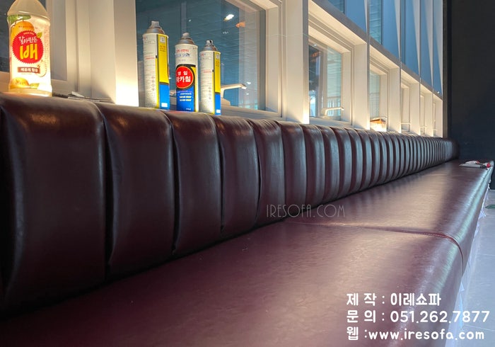 버건디 색상 Pu가죽 제작한 고급스러운 식당 붙박이쇼파 부산 사하구 장림동 프랜차이즈 치킨전문점 맞춤 제작 시공 레스토랑 술집