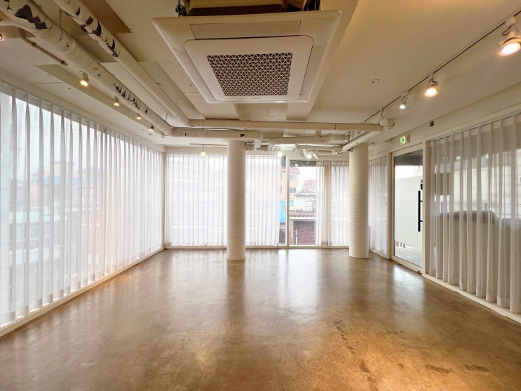 계약 완료 홍대사무실상가임대 높은 층고와 채광 뷰티 에스테틱 스튜디오 예약제 주목 네이버 블로그