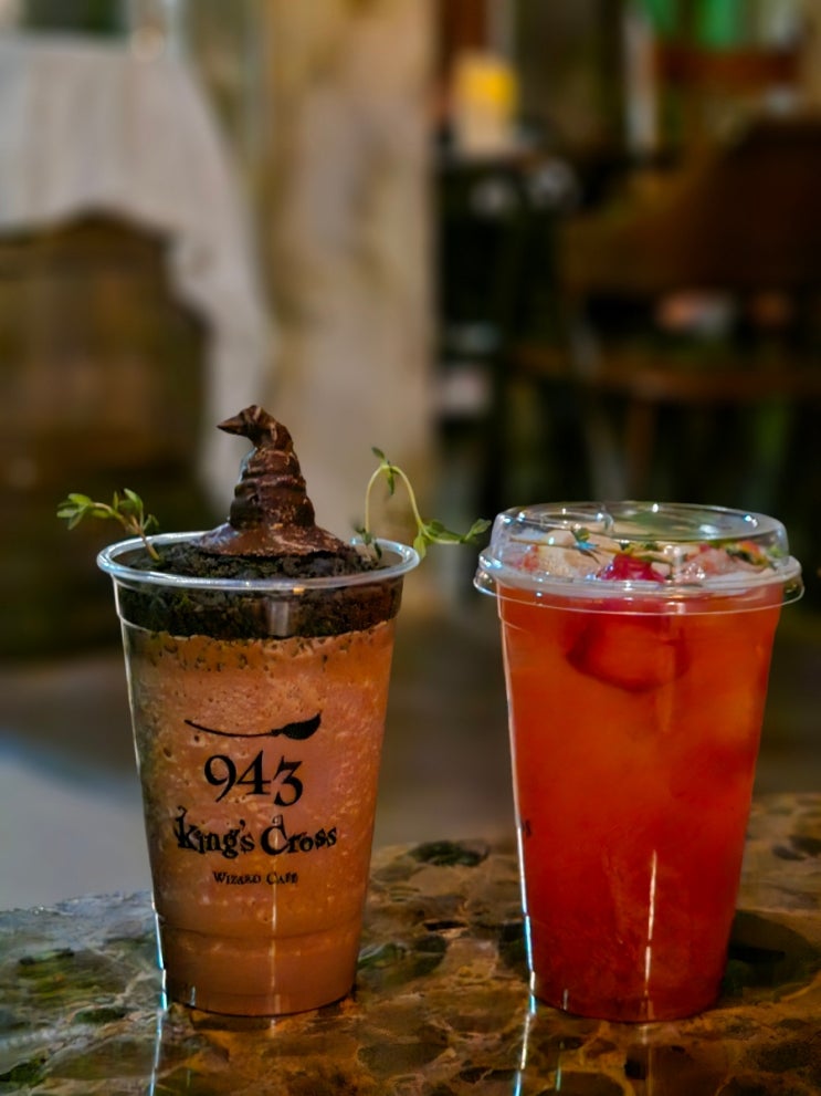 [홍대]943킹스크로스카페 해리포터 마법사 빗자루 포토존 가득한 카페 : 네이버 블로그