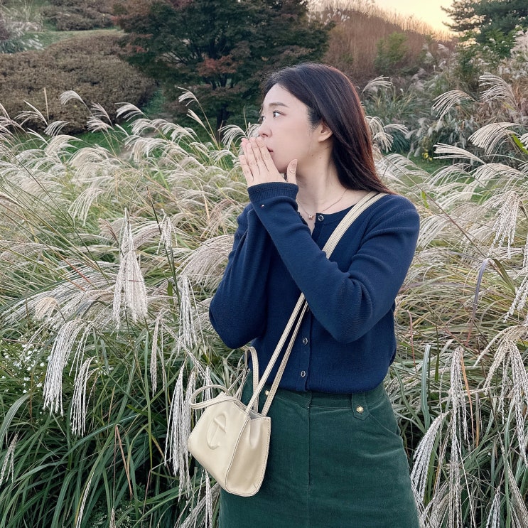 타미힐피거 가디건 코디룩(어그 타스만, 시엔느 코듀로이 스커트, 텔파 가방) : 네이버 블로그