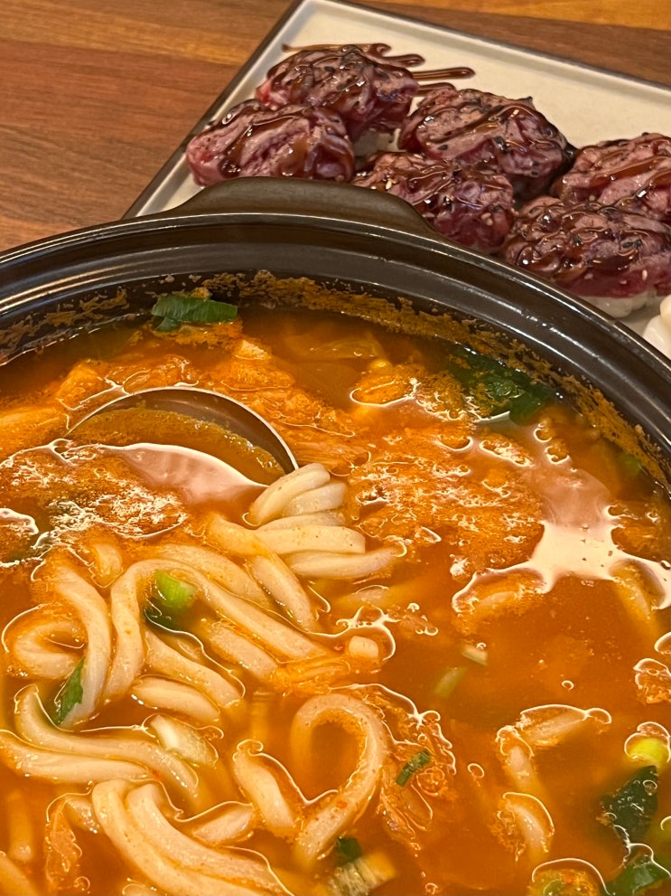 부평역 맛집 테마의거리 술집 추천 육회바른연어 부평역점 스테이크초밥 김치우동 강추 😻 네이버 블로그