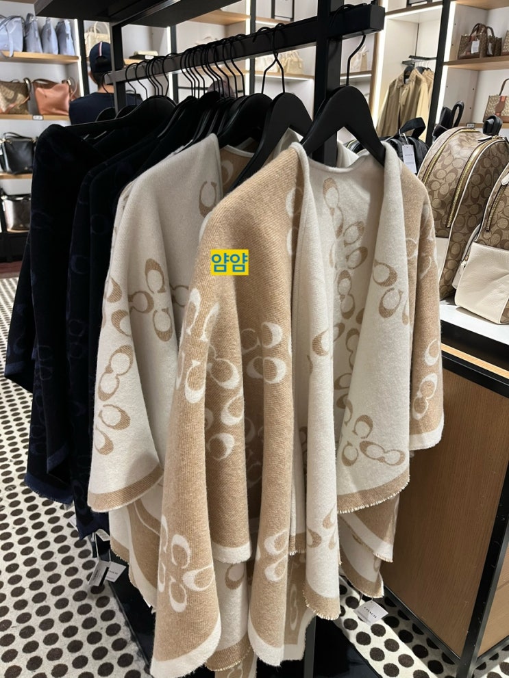 매장사진>> 블랙프라이데이// 코치아울렛 시그니쳐 울 판초 💛 Signature Poncho coach 2컬러 : 네이버 블로그