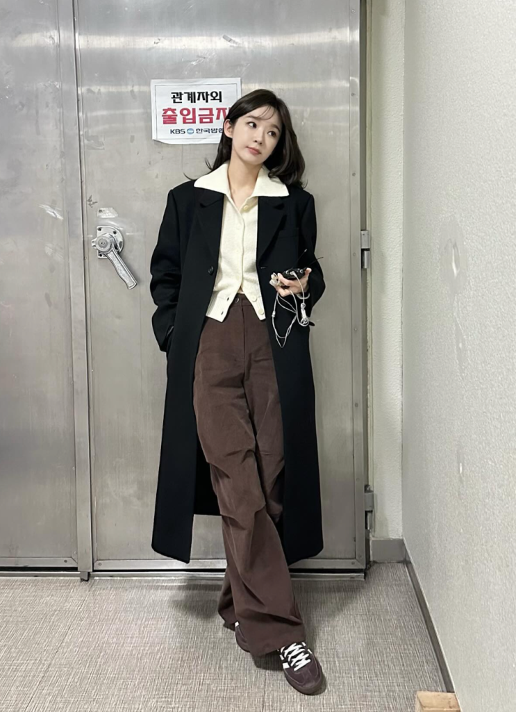 강민경 다비치 신곡 코디 아이템 모음 I 아비에무아 그립톡 아디다스 스페지알 네이버 블로그